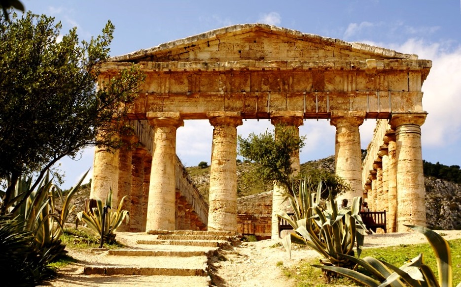 The Greek Sicily of the Archeological Park of Segesta